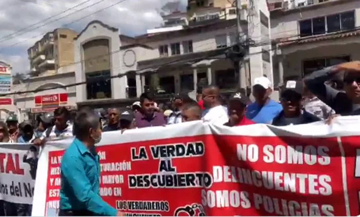 Policías depurados se manifiestan frente a Casa Presidencial