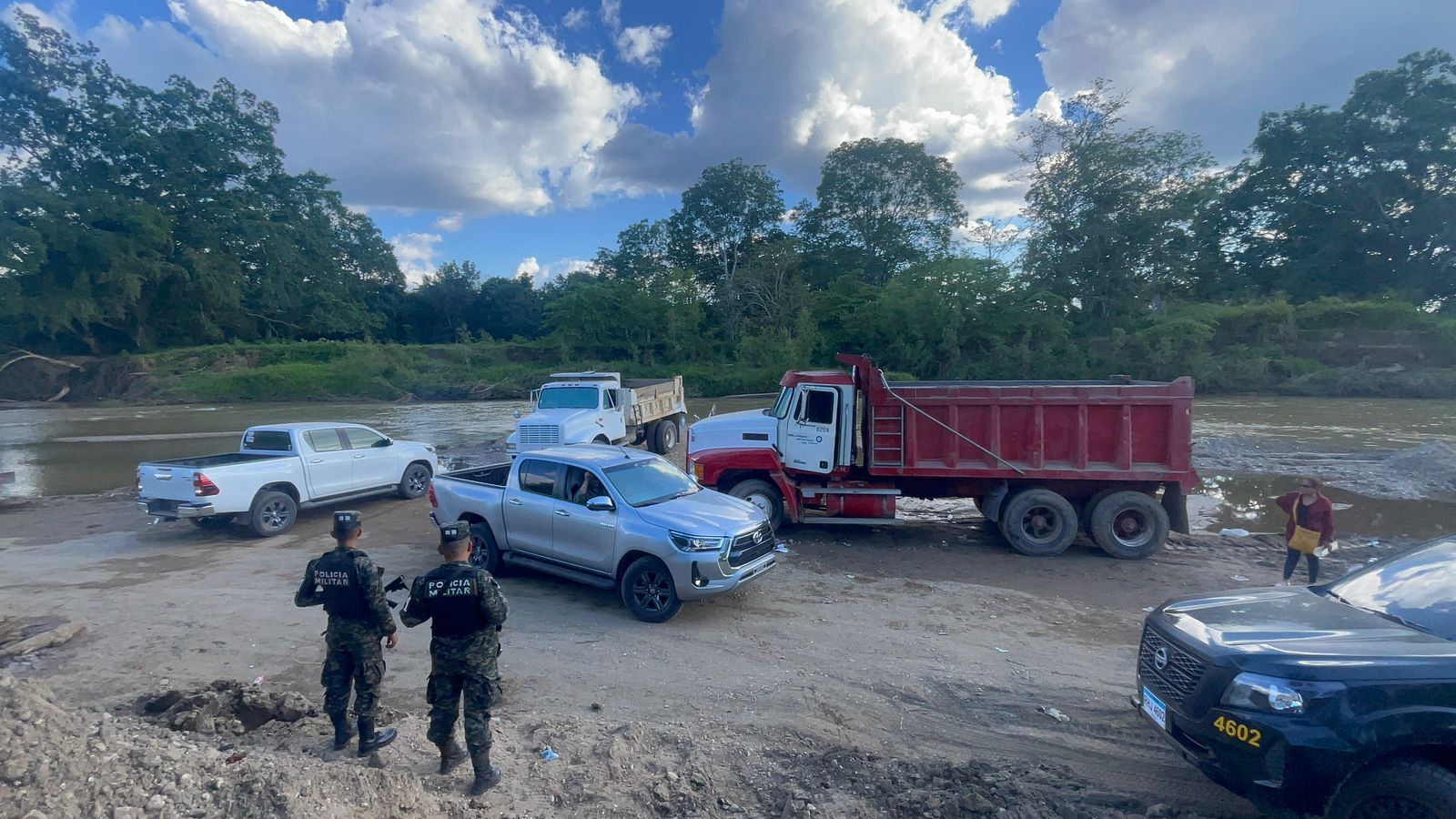 FFAA decomisa volquetas en el Rio Guayape, Olancho por explotación ...