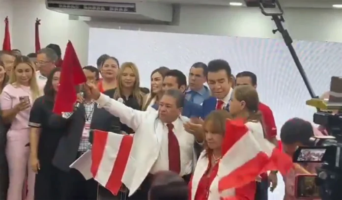 Partido Liberal se pronuncia tras quema de bandera del oficialismo en ...